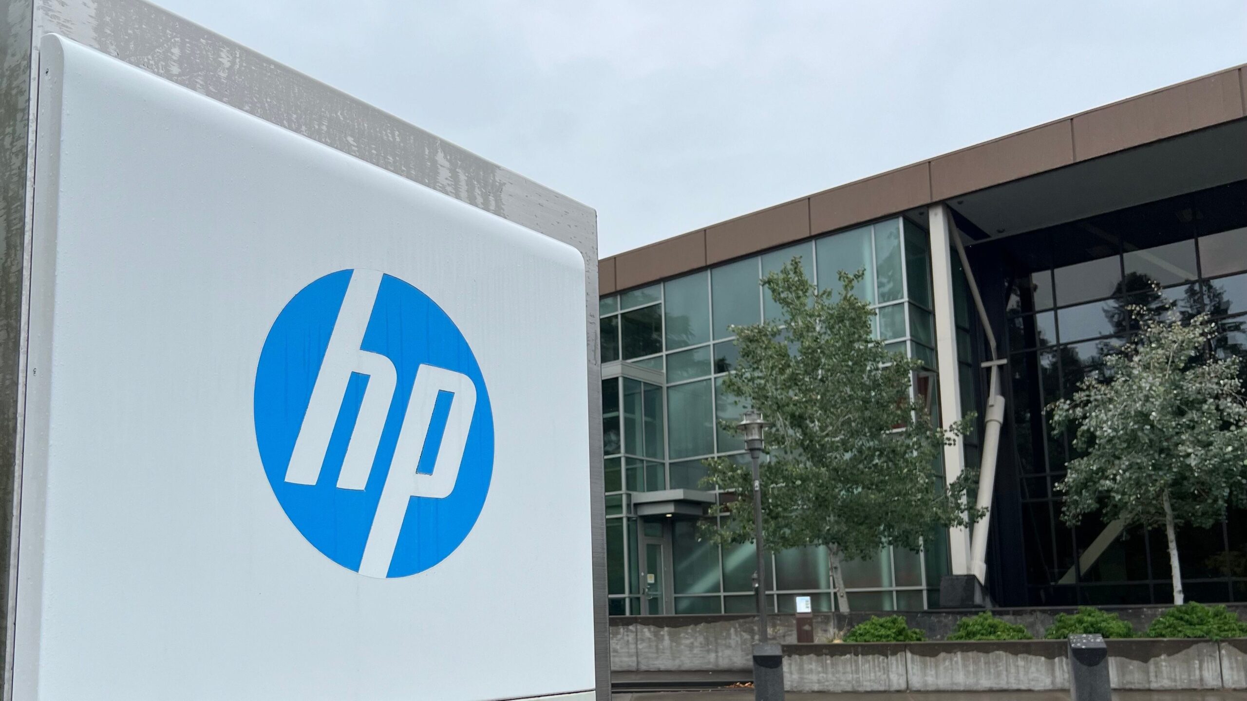 HP to cut over 1,000 jobs on weaker profit outlook